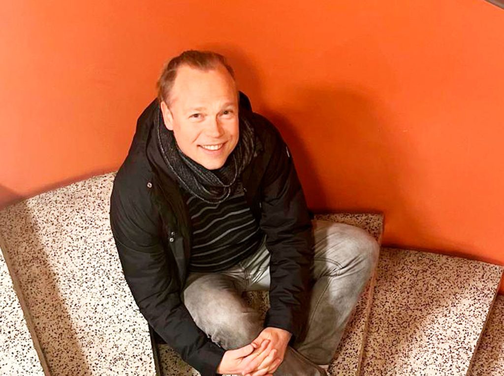 Aki Mikkonen laulaa suomalaisuudesta ylpeästi ja tunteella: ”Laulunteko antaa onnen kimpaleita ...