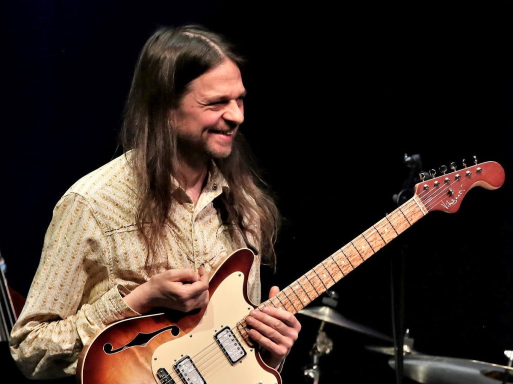 Huippukitaristi Timo Kämäräinen soittaa Oulu All Star Big Bandin ...