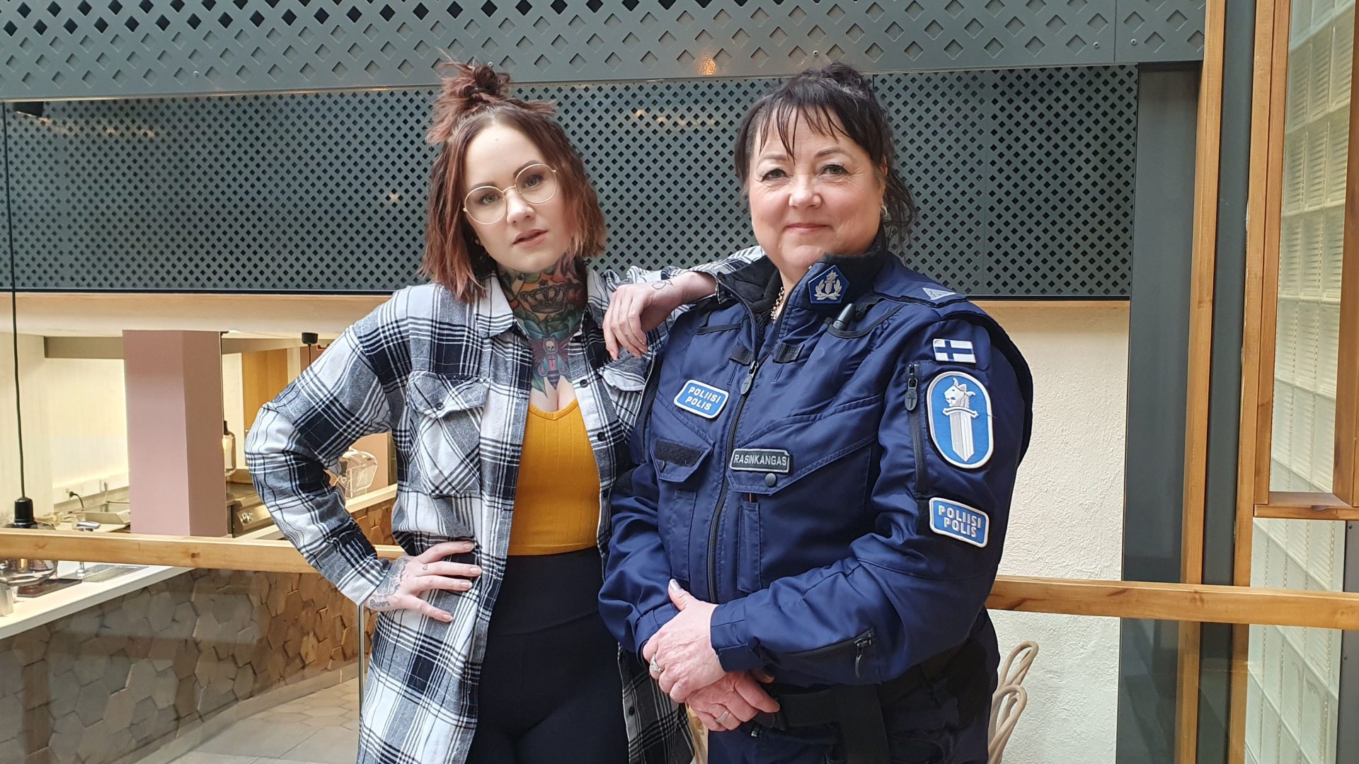 Rap-artisti Sana ja koulupoliisi Merja Rasinkangas: Aikuisten on aika ...