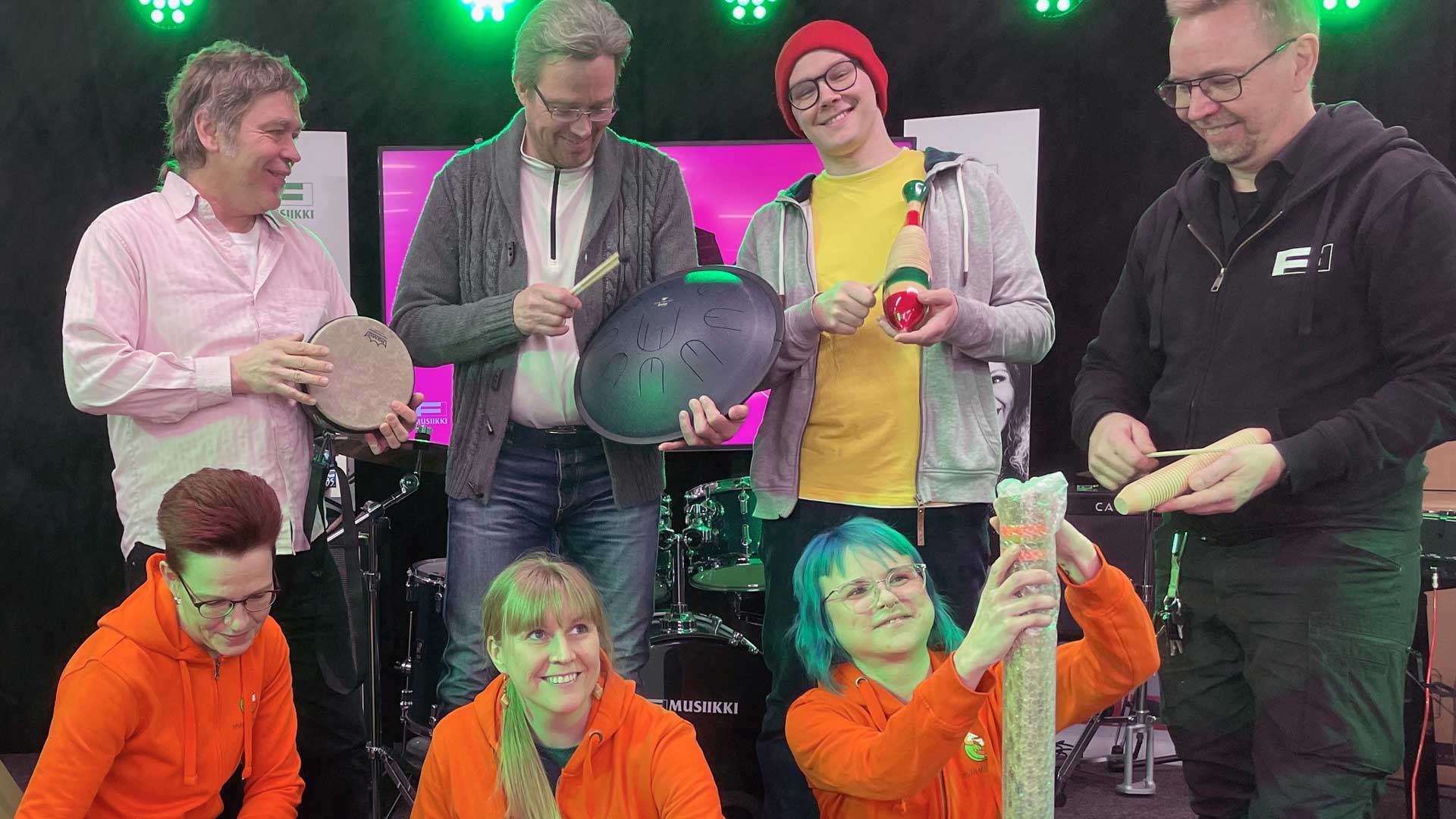 Hyvän mielen talo sai musiikin iloa Lastenlaulukadulta – lahjoituksena ...