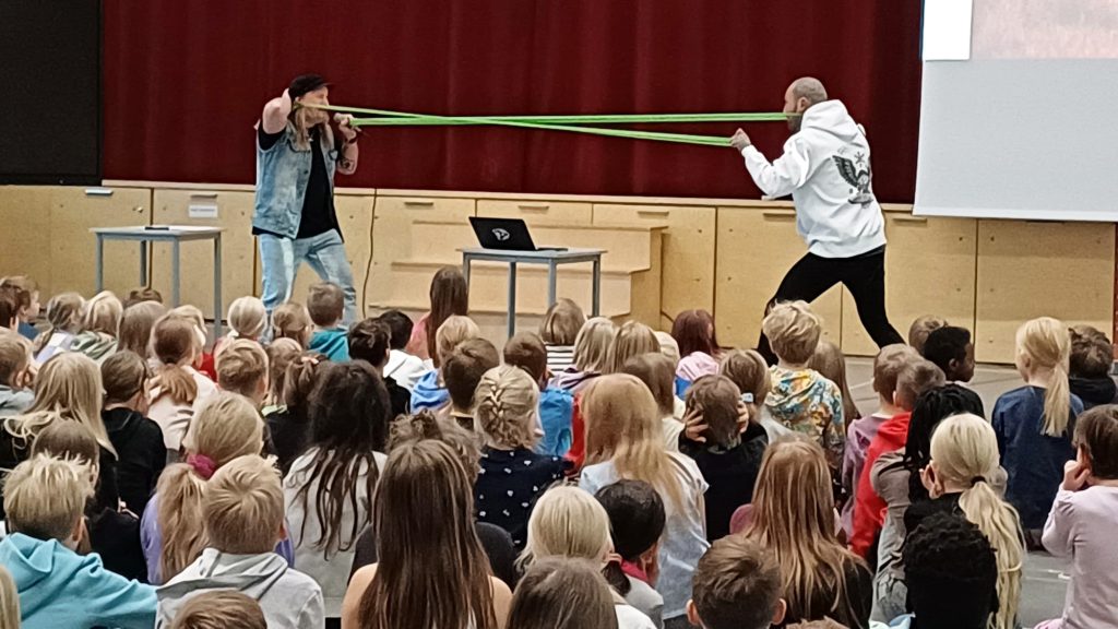 Duudsonit antoivat erilaisen kotitehtävän: Kiipeä pylly edellä puuhun ...